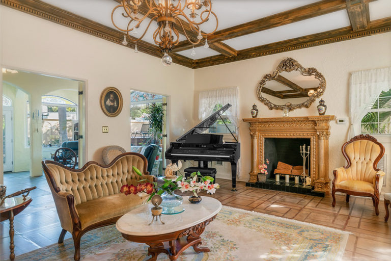 Stay at the Banyan House while visiting Venice Florida